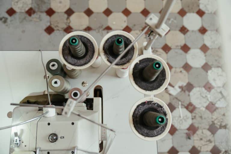 How To Thread A Sewing Machine Needle in [4 Easy Steps]